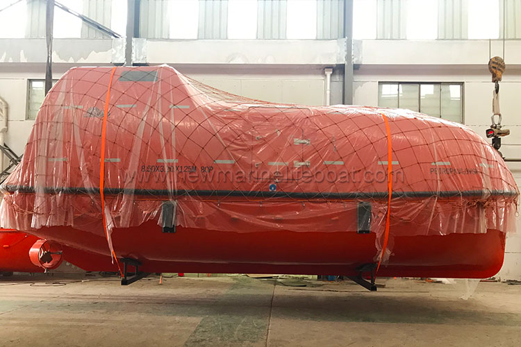 What are the advantages of a totally enclosed lifeboat? - New Marine